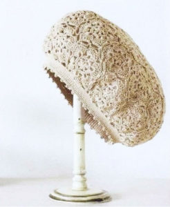 Crochet beret pattern with lace motive | Mycrochetpattern