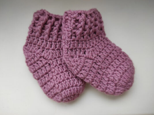 Easy crochet baby socks - MyCrochetPattern